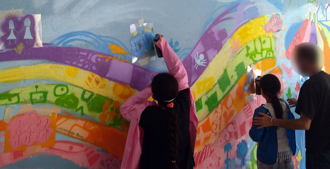 Fresque en peinture avec les enfants de l'école - ENKAGE