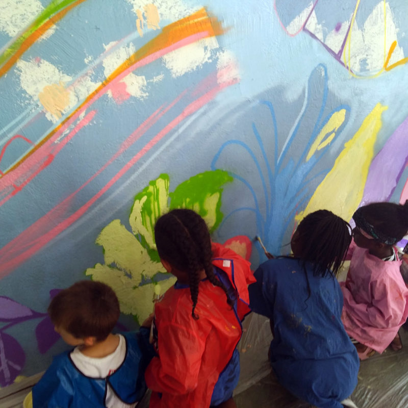 Fresque en peinture avec les enfants de l'école - ENKAGE